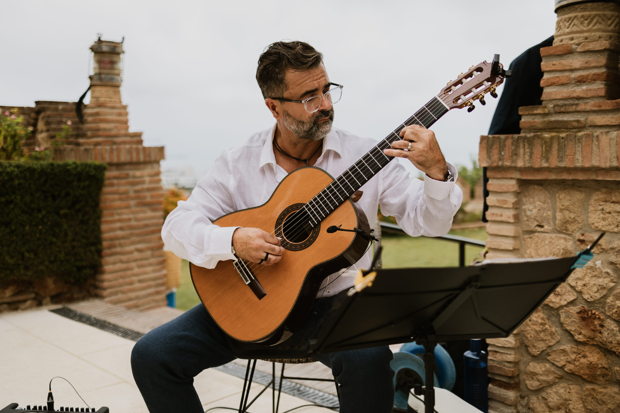 Simon Bell: The Perfect Spanish Guitarist for Your Wedding or Event in ...
